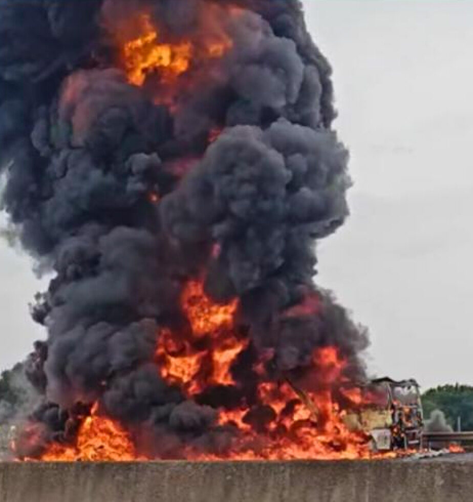 M25 Closed ‘All Day’ After Tyre-Laden Lorry Fire | UKNIP | UK News in ...