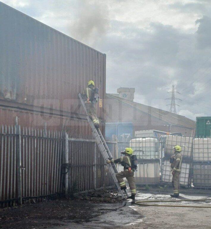 Firefighters Tackle Blaze at Barking Industrial Estate %sep% UKNIP