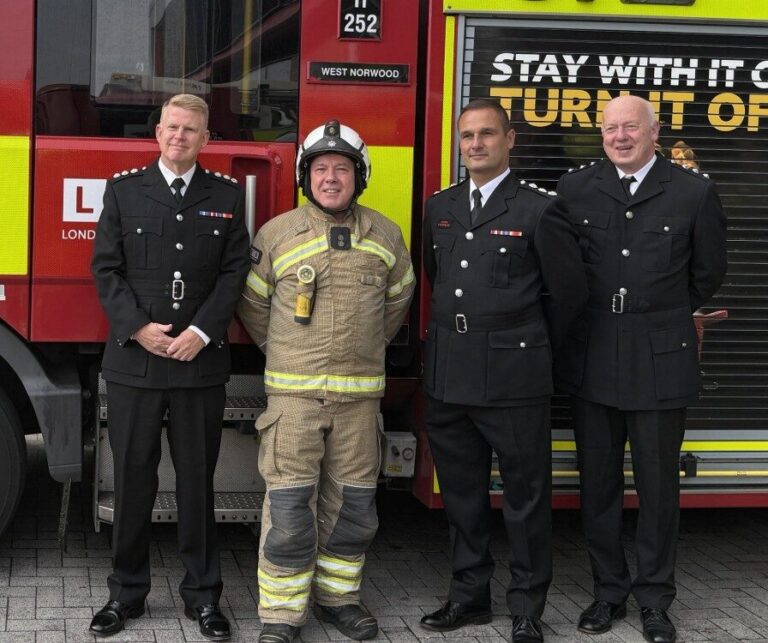Firefighter Stuart Mackie Bows Out After 30 Years of Service %sep% UKNIP